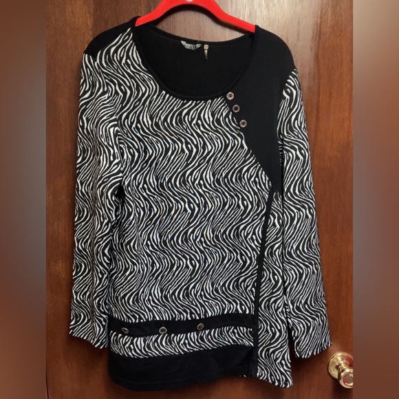 Kaktus | Tops | M Kaktus Blackwhite Print Crew Neck Blouse | Poshmark